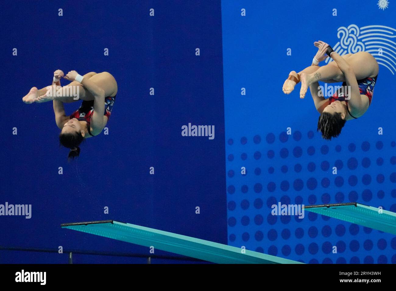 China's Chen Yiwen and Chang Yani compete during the women's ...