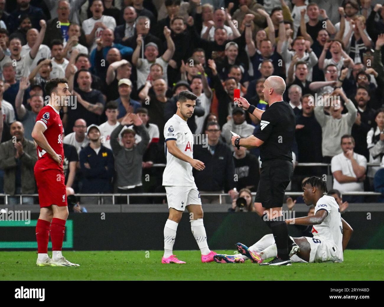 Destiny udogie yellow card hi-res stock photography and images - Alamy
