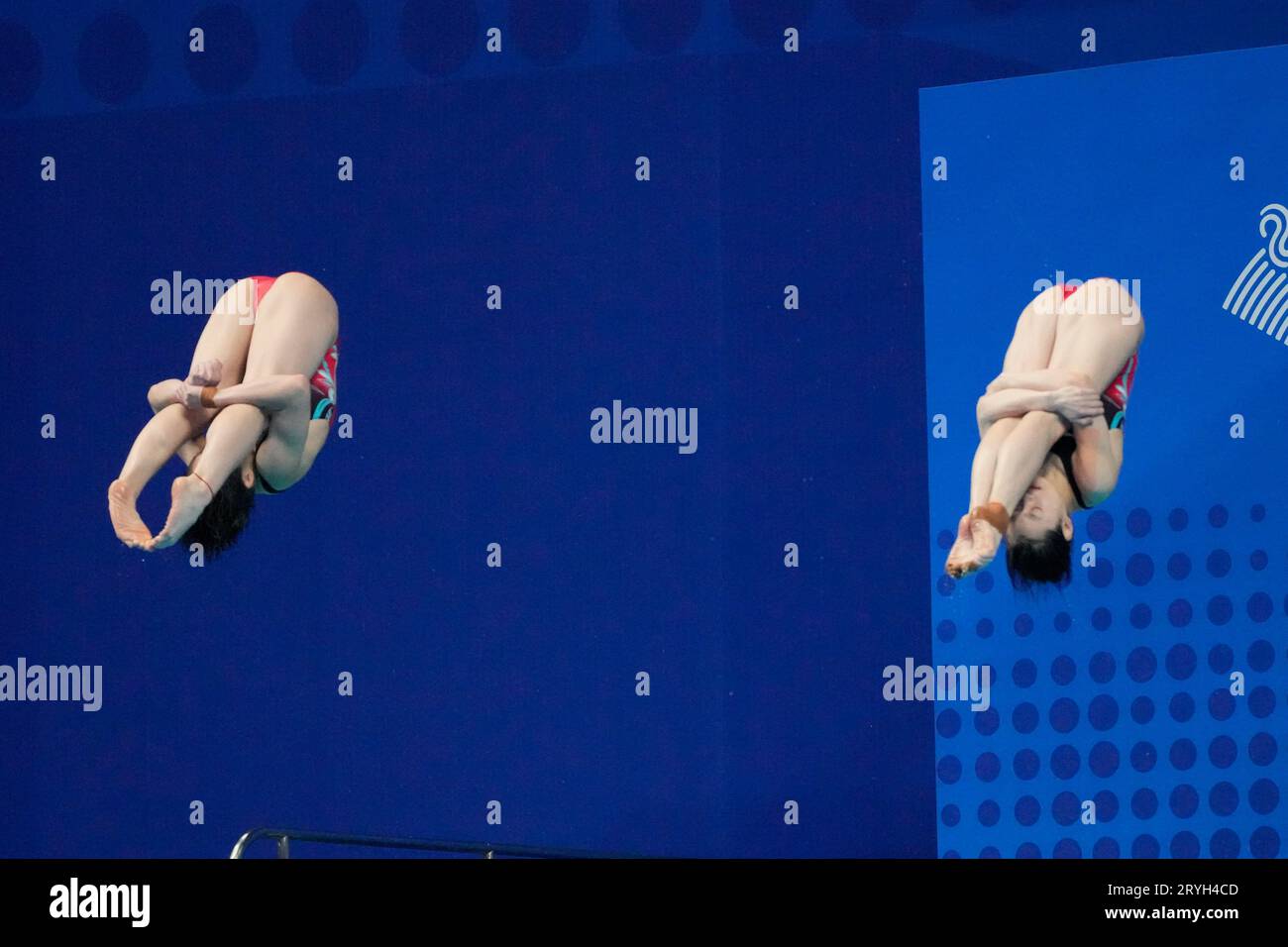 China's Chen Yiwen and Chang Yani compete during the women's ...