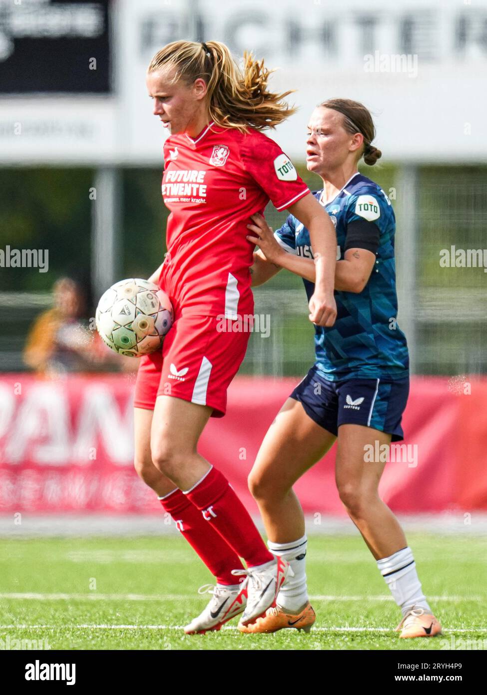 Kim everaerts of fc twente vrouwen hi-res stock photography and images ...