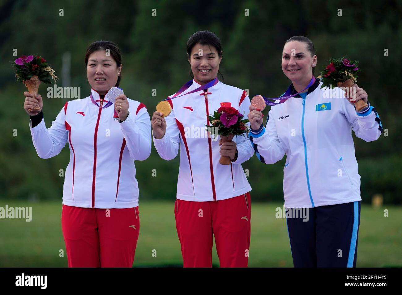 From left, silver medalist China's Wu Cuicui, gold medalist China's ...
