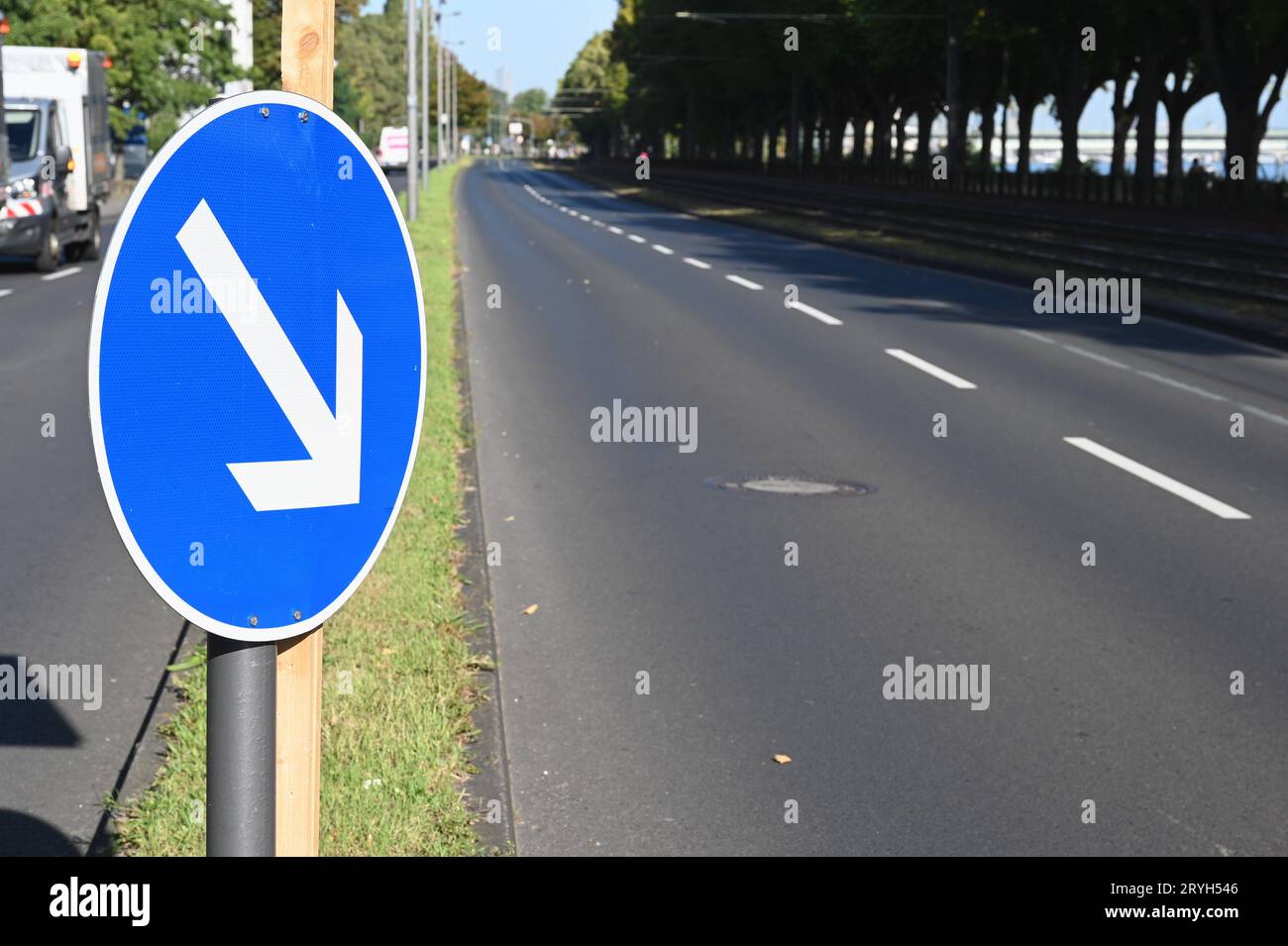 Verkehrszeichen Pfeil, Verkehrsrichtungsschild weisser Pfeil auf blauem ...