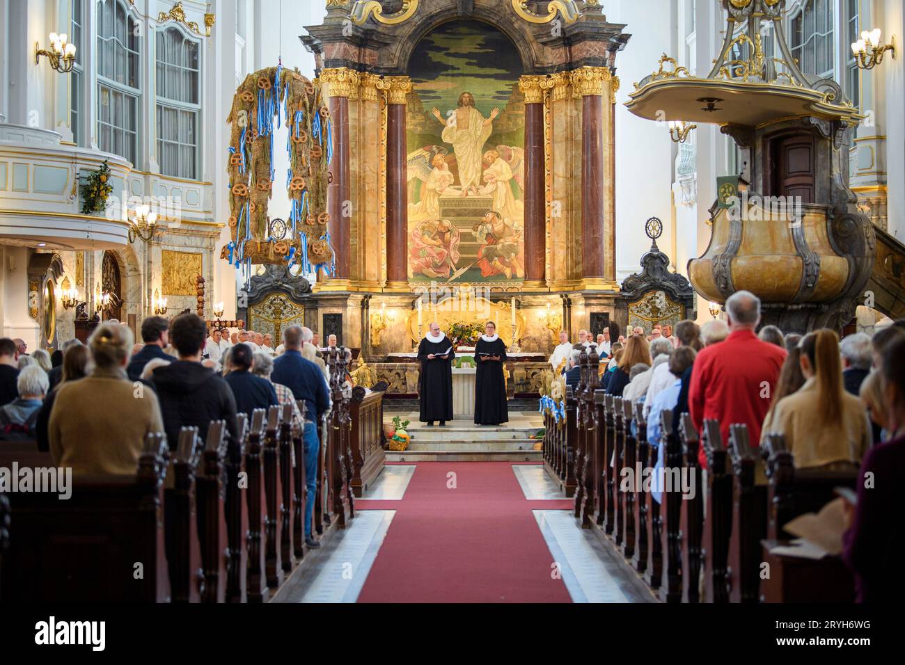 Hamburg, Germany. 01st Oct, 2023. Pastor Stefan Holtmann (l-r) and ...