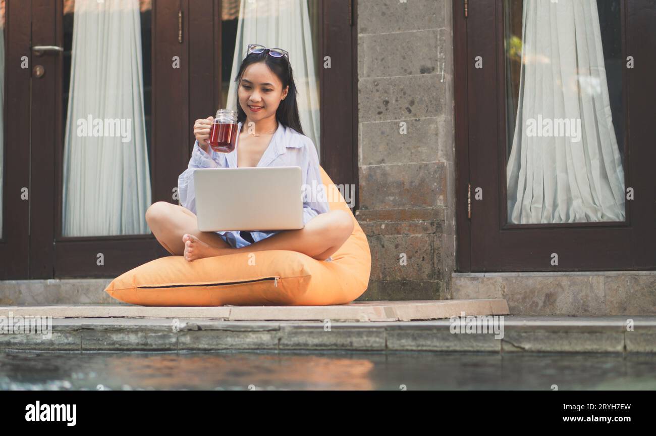 Typing pool women hi-res stock photography and images - Alamy