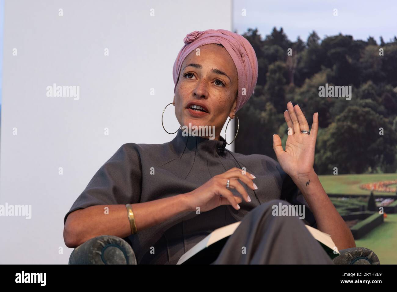 White teeth zadie smith hi-res stock photography and images - Alamy