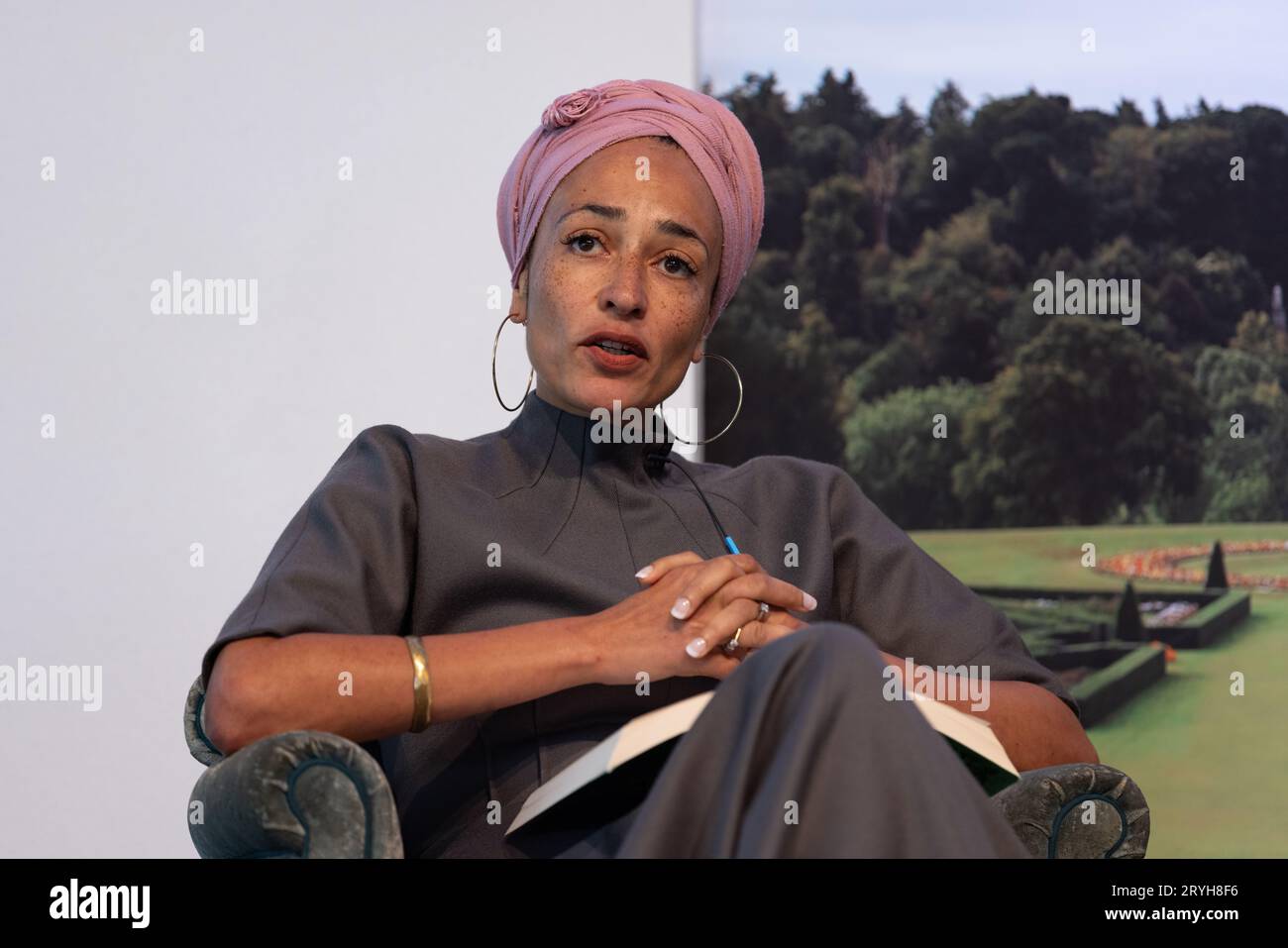 White teeth zadie smith hi-res stock photography and images - Alamy