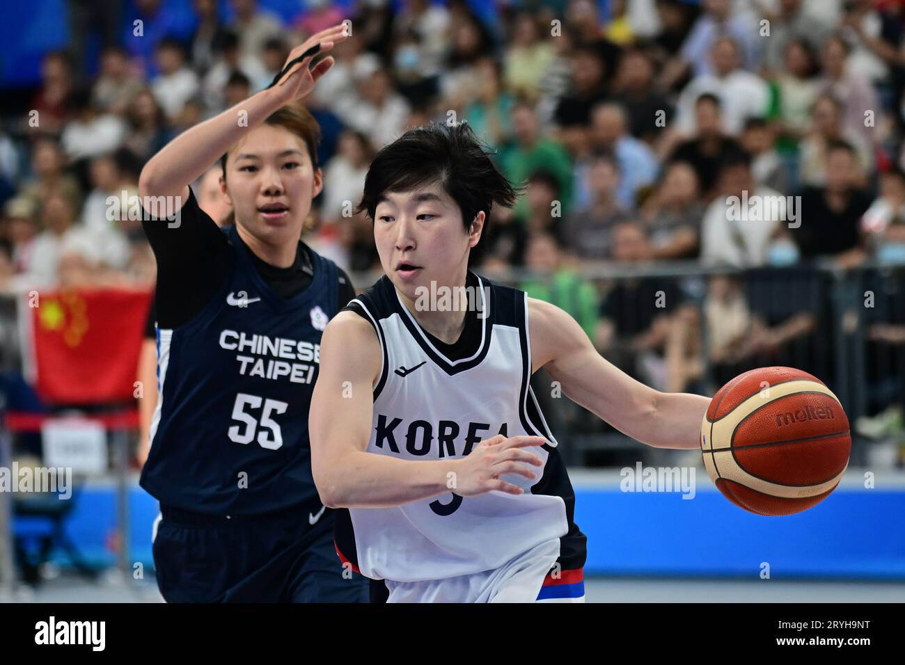 Hangzhou, China. 01st Oct, 2023. Hsiao Tong Peng (L) of the Chinese ...