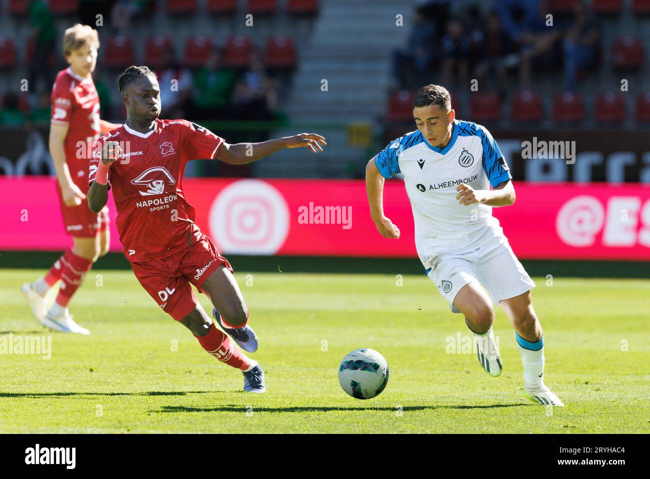 Waregem, Belgium. 01st Oct, 2023. Essevee's Abdoulaye (Ablo) Traore and ...