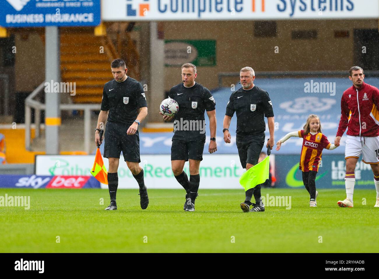 Assistant referee daniel woodward hi-res stock photography and images ...