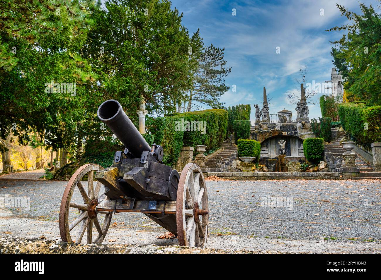 Cannon in park hi-res stock photography and images - Alamy