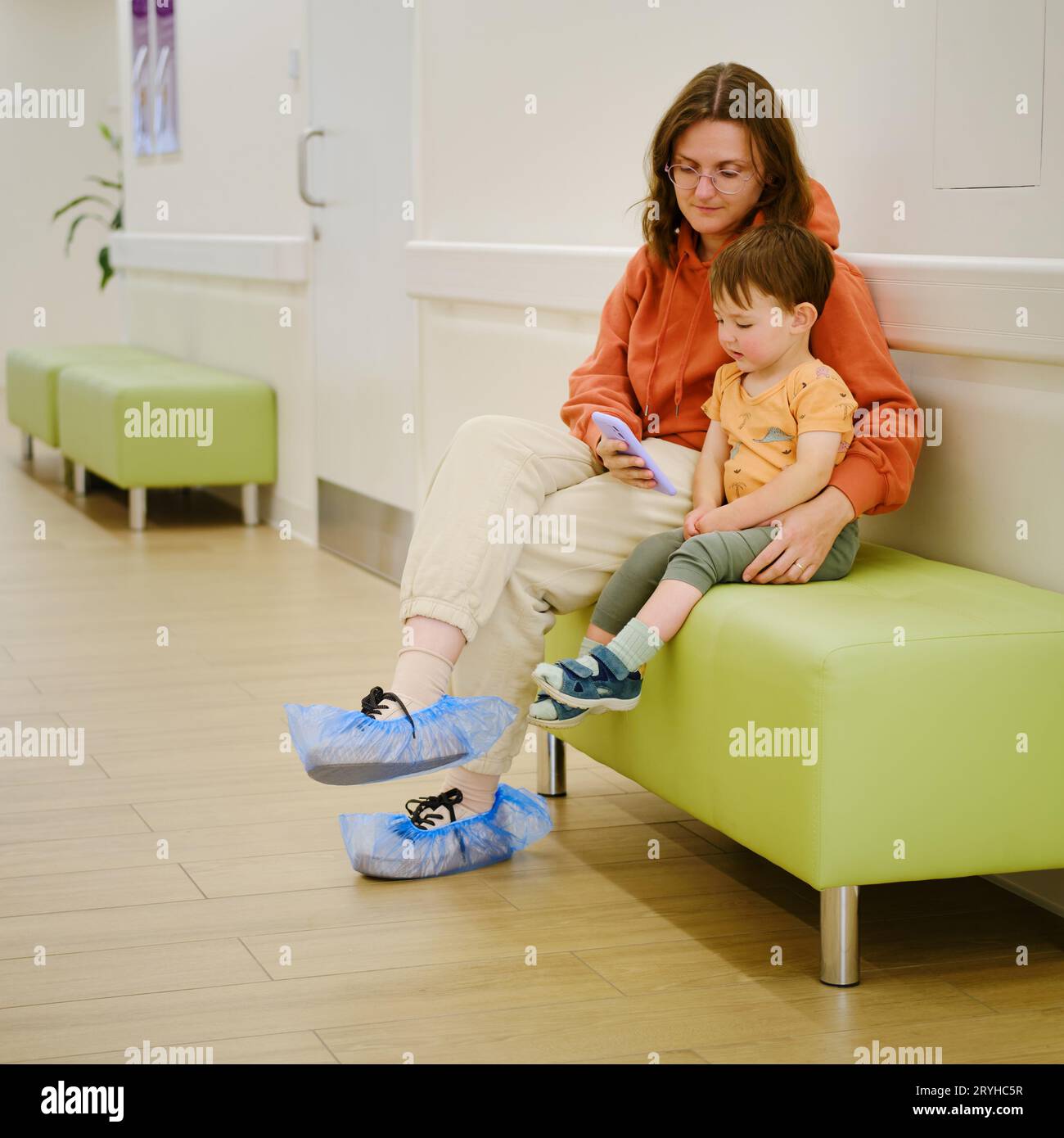 The mother and her child are in the pediatric waiting room, playing ...