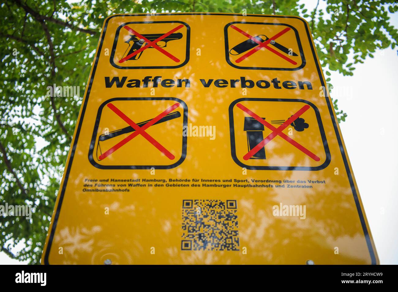 Hamburg, Germany. 01st Oct, 2023. A sign ("Weapons prohibited") with ...