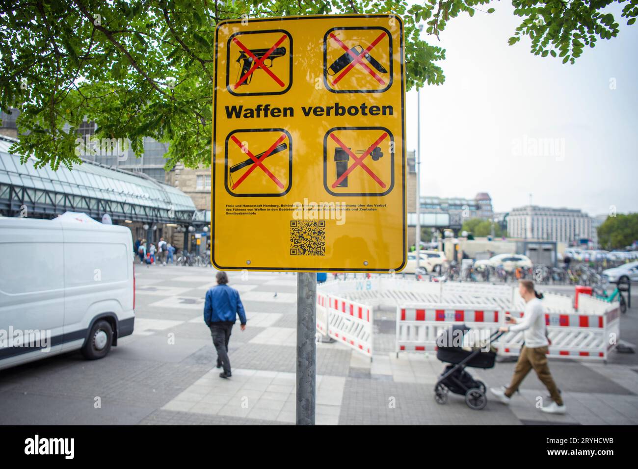 Hamburg, Germany. 01st Oct, 2023. A sign ("Weapons prohibited") with ...