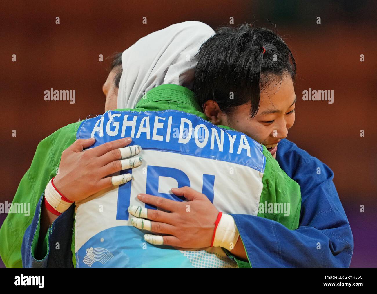 Hangzhou, China's Zhejiang Province. 1st Oct, 2023. Yu Dan (R) of China ...