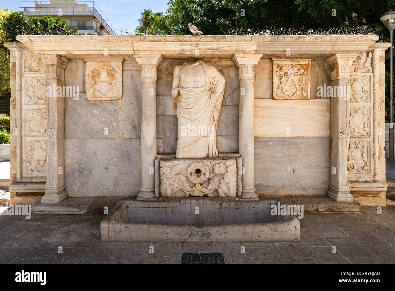 16th century venetian fountain in crete hi-res stock photography and ...