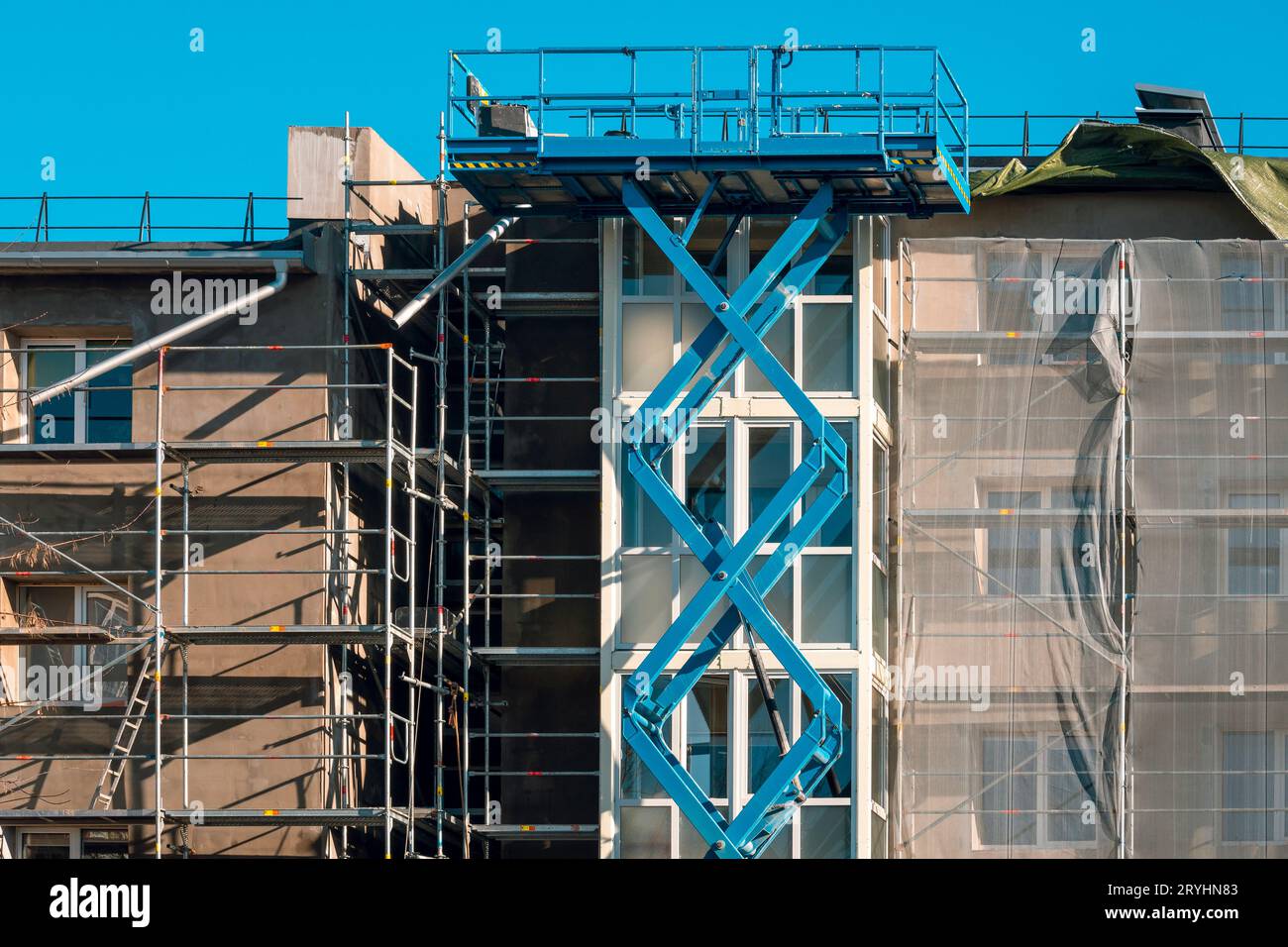 Facade lift hi-res stock photography and images - Alamy