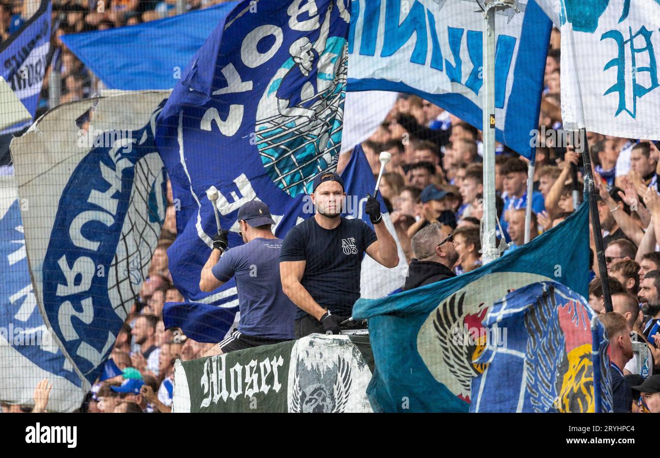 Trommler in einem Meer von Blau: KSC-Fans und Ultras beim ...