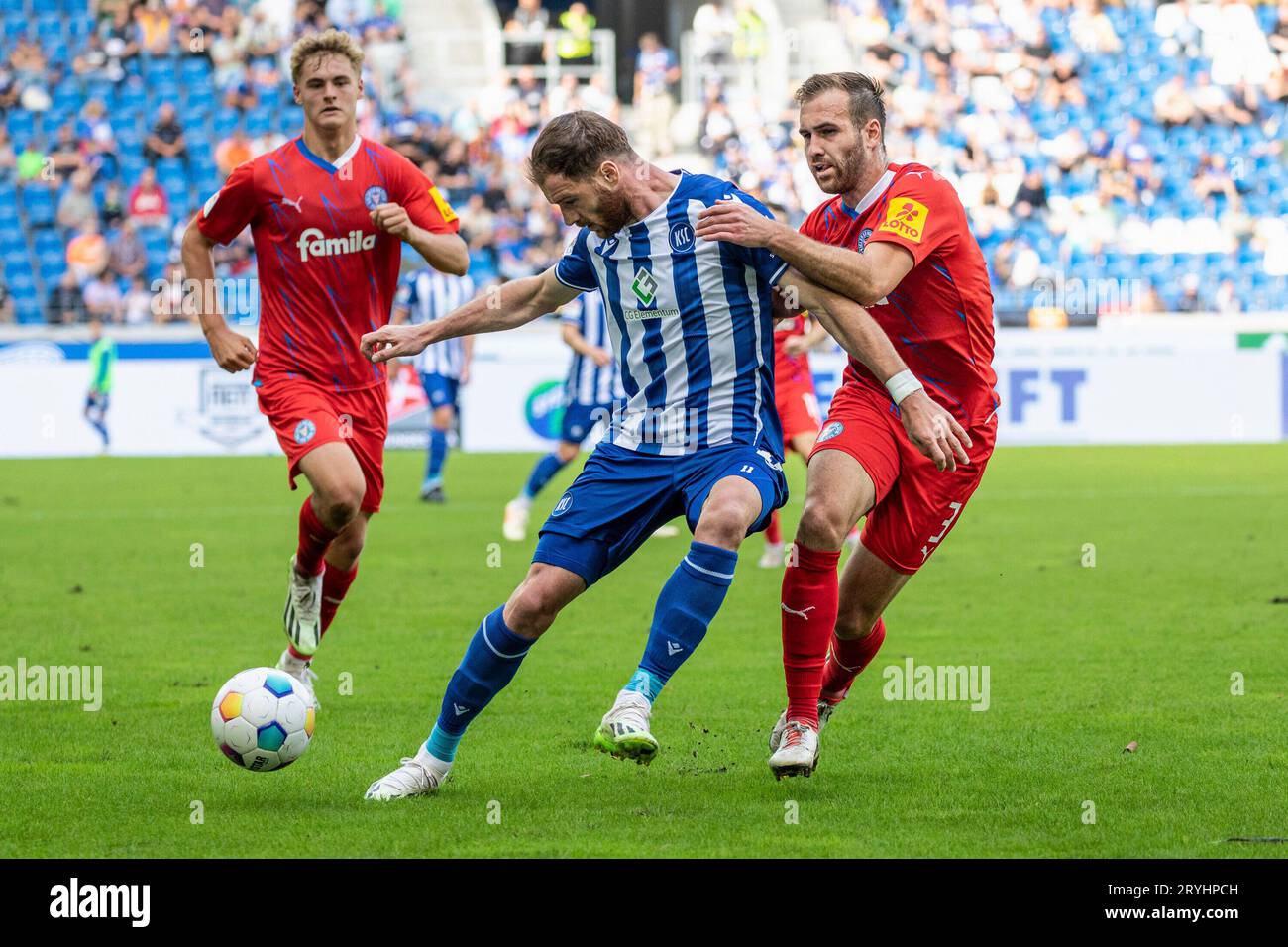 Rangeln um den Ball: Budu ZIVZIVADZE (KSC, #11), Marco KOMENDA (KSV, #3 ...