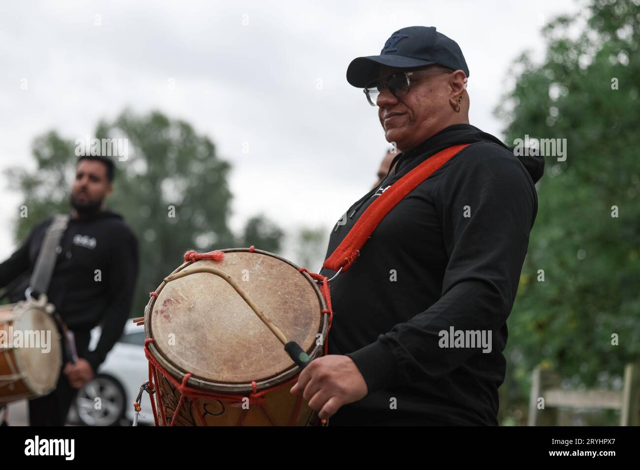 Volunteers playing instruments and drums to encourage the Runners in ...