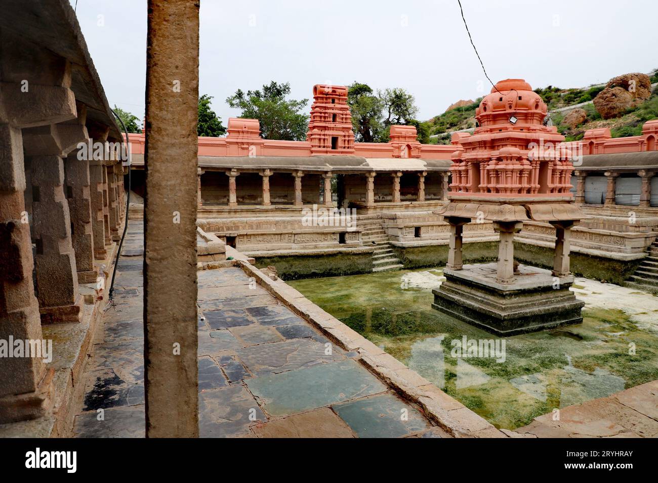 Hindu temple pond hi-res stock photography and images - Alamy