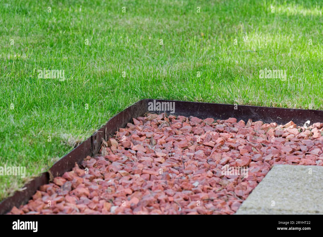Lawn edging pebbles hi-res stock photography and images - Alamy