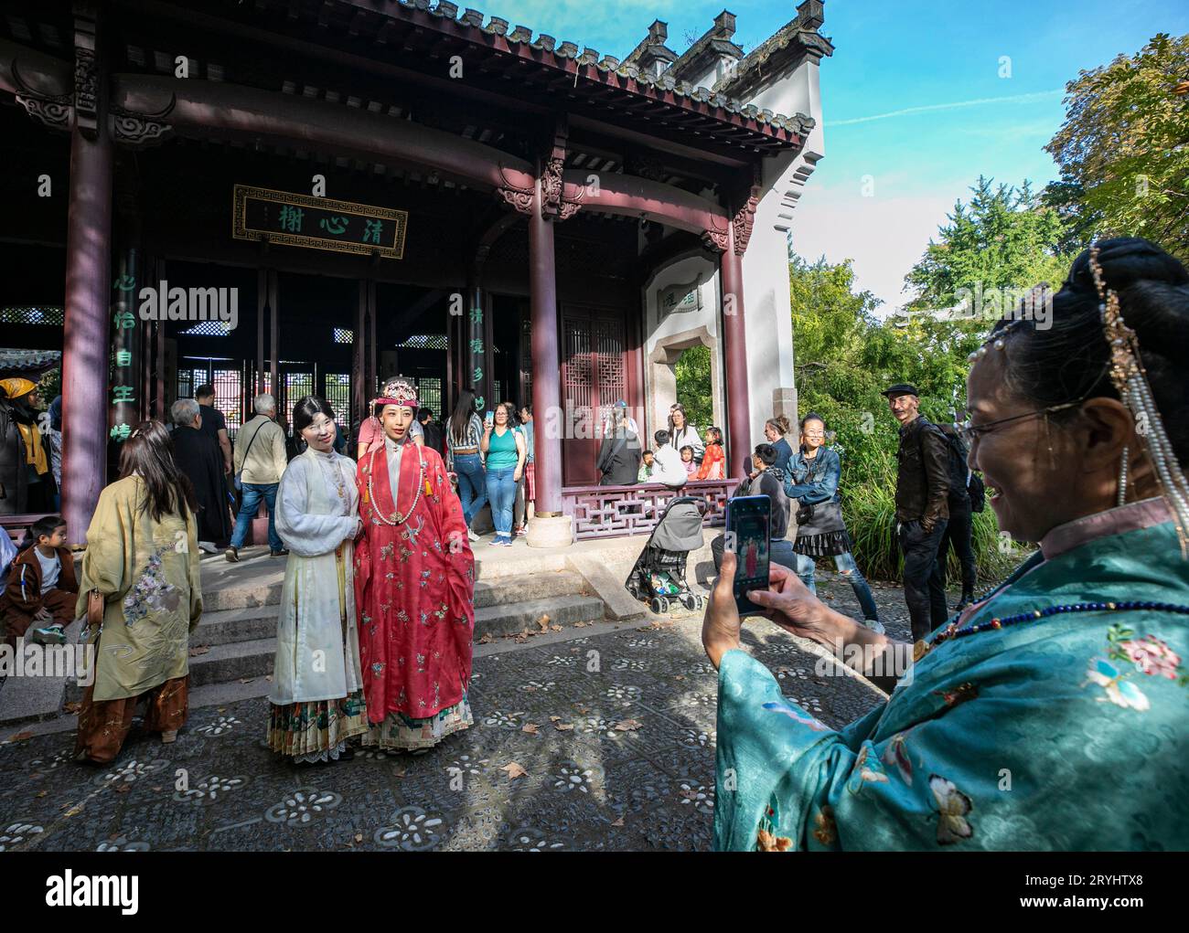 Frankfurt, Germany. 30th Sep, 2023. People wearing traditional Chinese ...