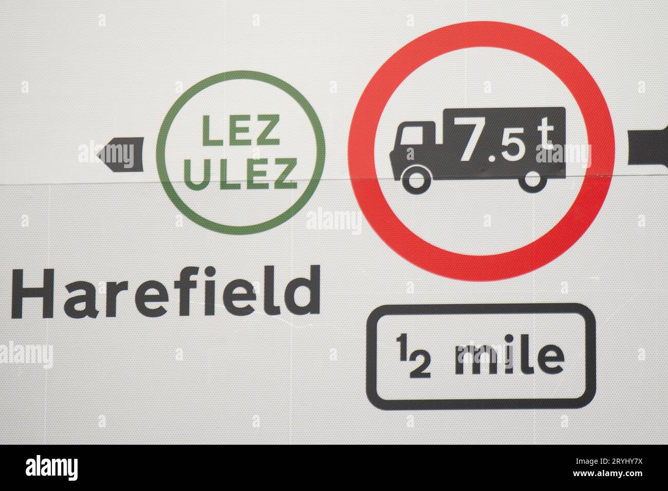 Harefield, UK. 30th September, 2023. ULEZ signs on the perimeter of ...
