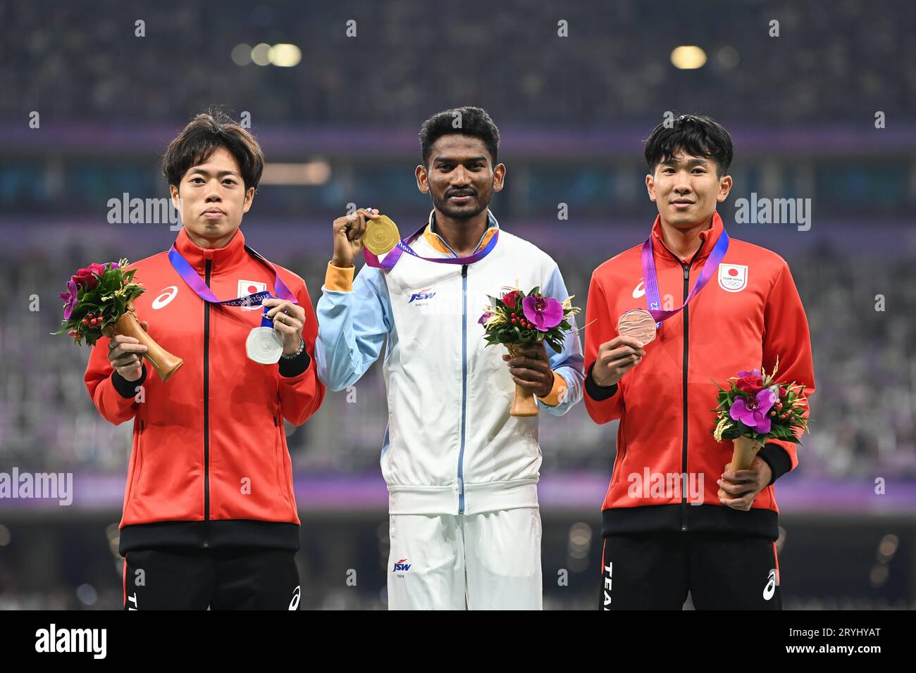 Hangzhou, China's Zhejiang Province. 1st Oct, 2023. Gold medalist Avinash Mukund Sable (C) of ...
