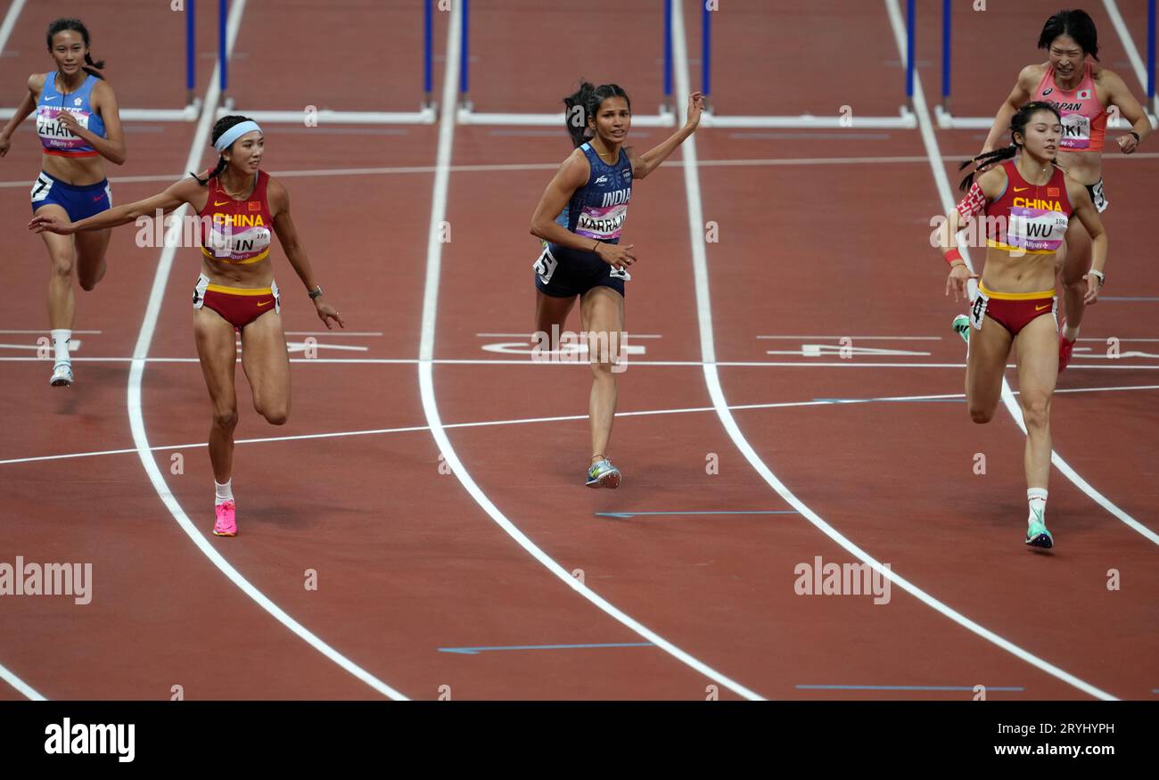 Hangzhou, China's Zhejiang Province. 1st Oct, 2023. Lin Yuwei (2nd L ...