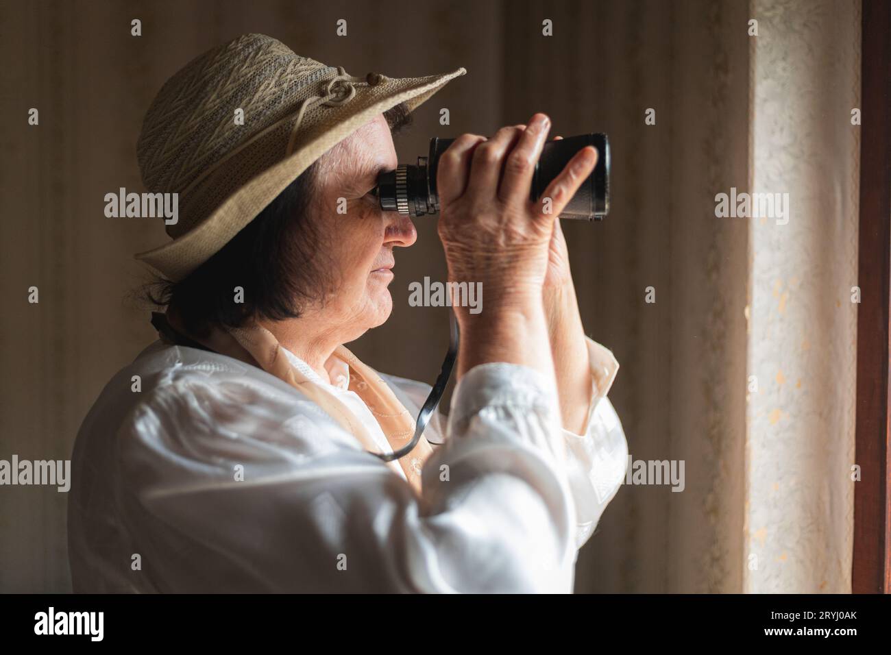 Female spy hi-res stock photography and images - Alamy