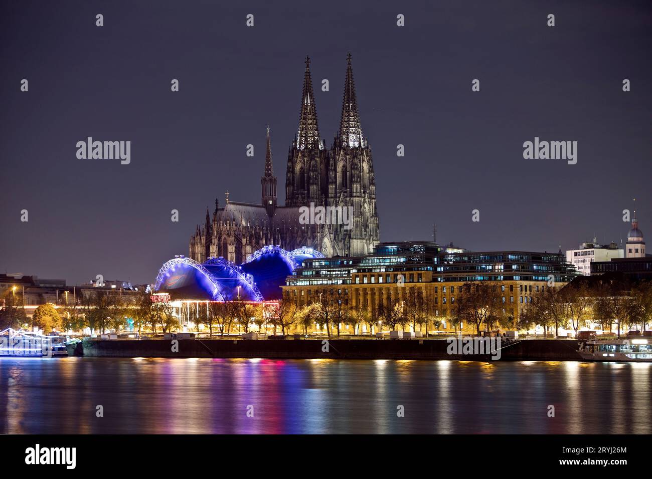 City panorama with only dimly lit Cologne Cathedral and the Rhine at ...