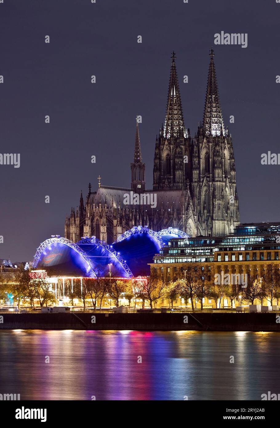 City panorama with only dimly lit Cologne Cathedral and the Rhine at ...
