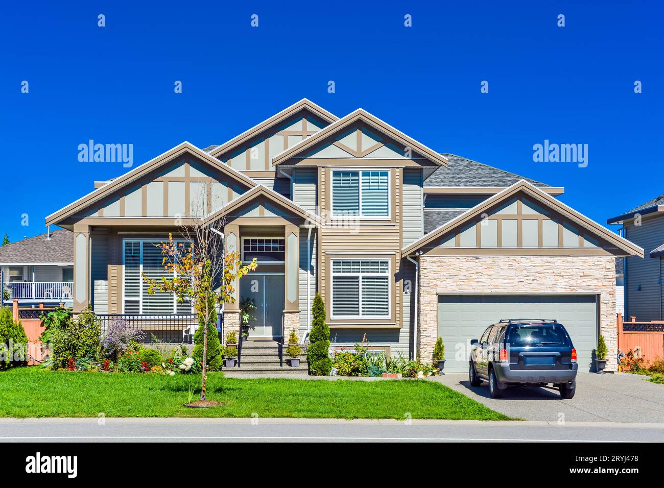 Brand new residential house with car parked on driveway in front Stock ...