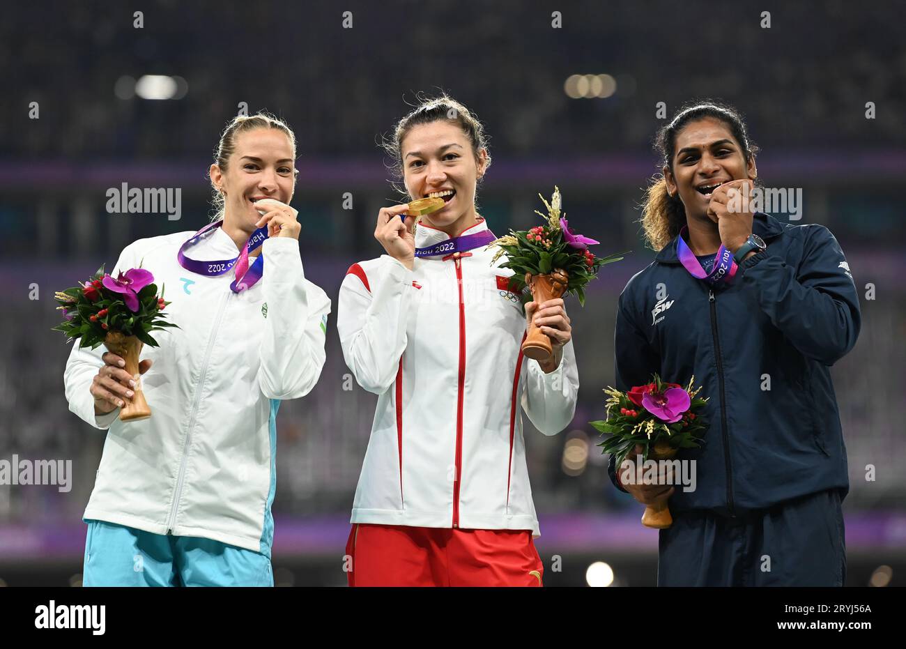 Hangzhou, China's Zhejiang Province. 1st Oct, 2023. Gold medalist Zheng ...