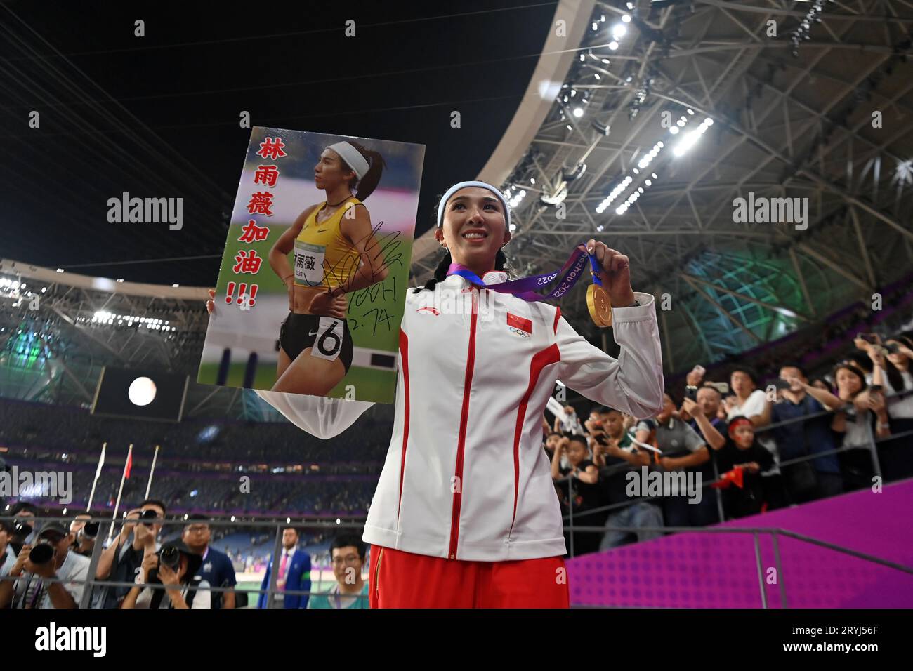 Hangzhou, China's Zhejiang Province. 1st Oct, 2023. Gold medalist Lin ...