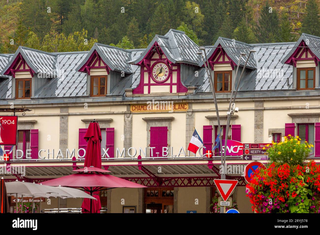 Chamonix mont blanc train station chamonix hi-res stock photography and ...