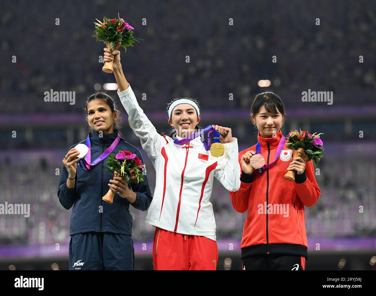 Hangzhou, China's Zhejiang Province. 1st Oct, 2023. Gold medalist Lin ...