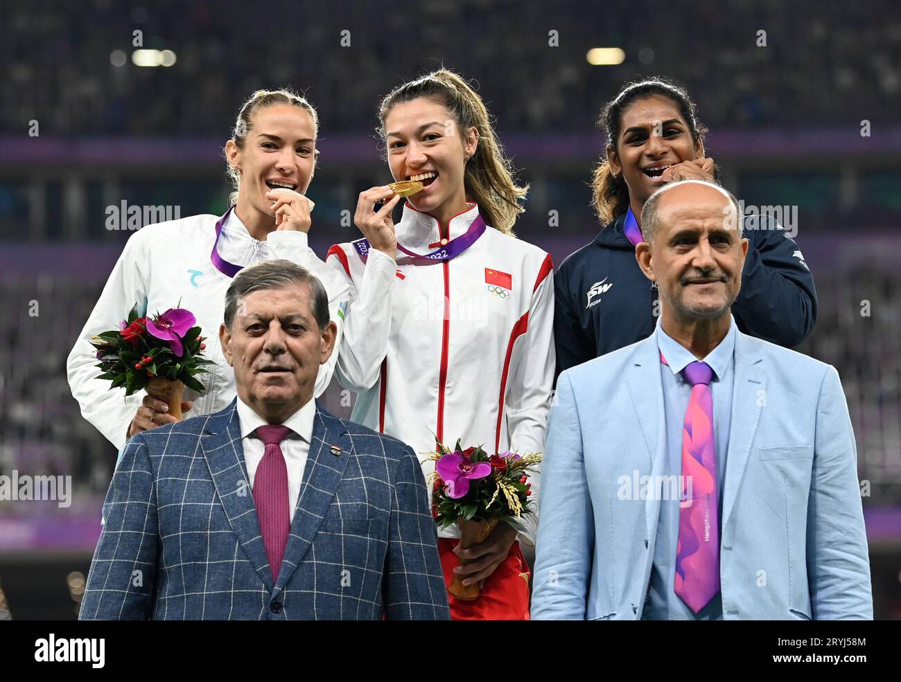 Hangzhou, China's Zhejiang Province. 1st Oct, 2023. Gold medalist Zheng ...