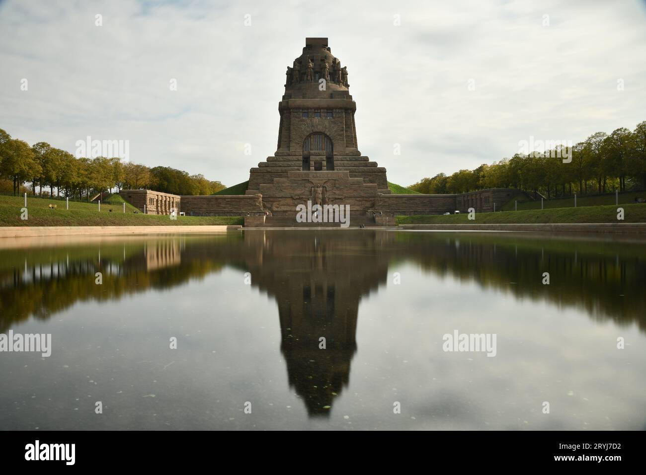 Pond reflecting the Monument to the Battle of the Nations in Leipzig ...