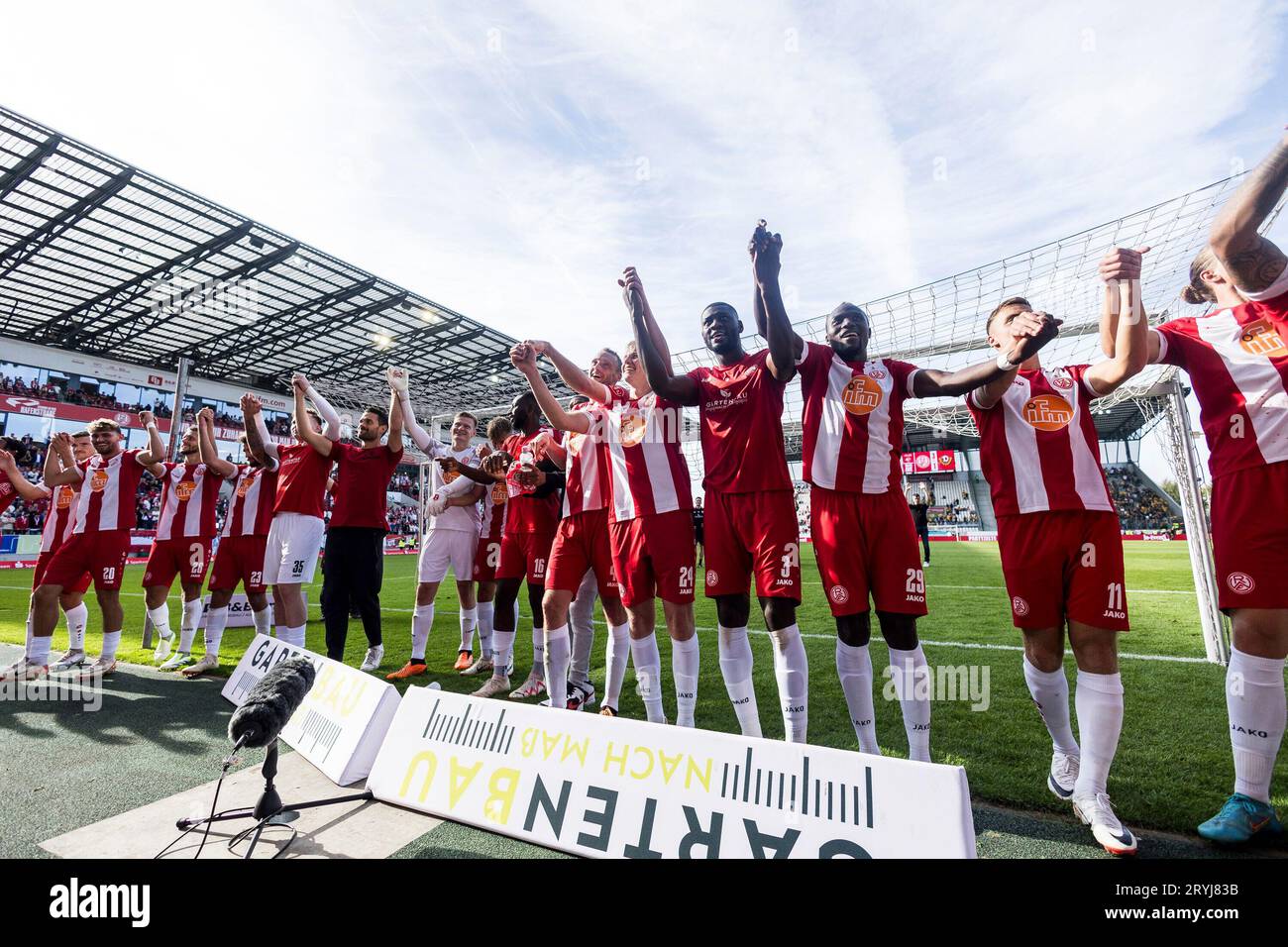 Essen, Deutschland. 01st Oct, 2023. Die Spieler von Rot-Weiss Essen ...