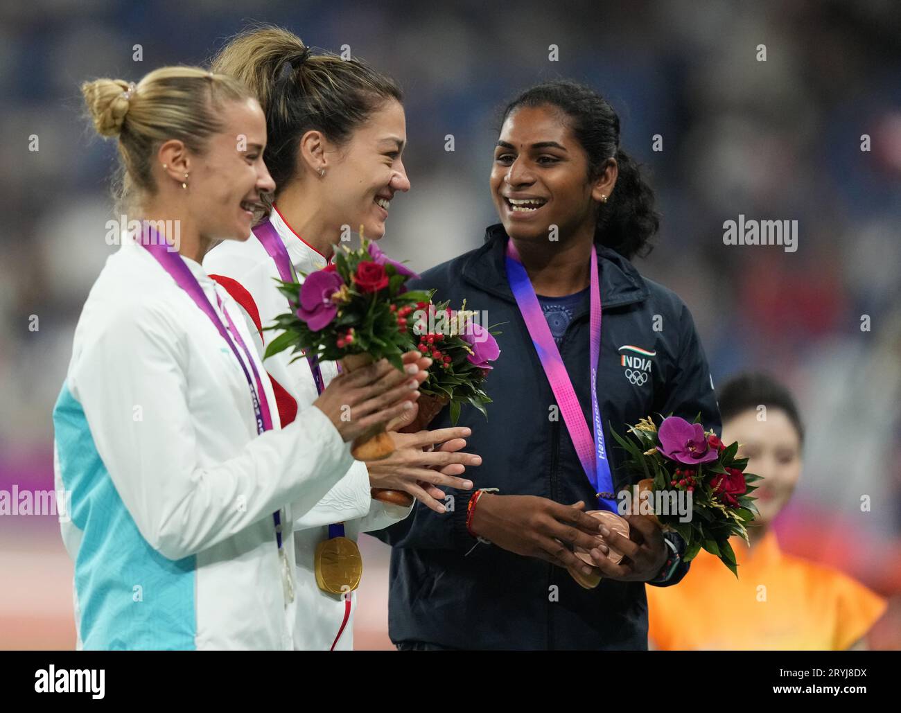 Hangzhou, China's Zhejiang Province. 1st Oct, 2023. Gold medalist Zheng ...