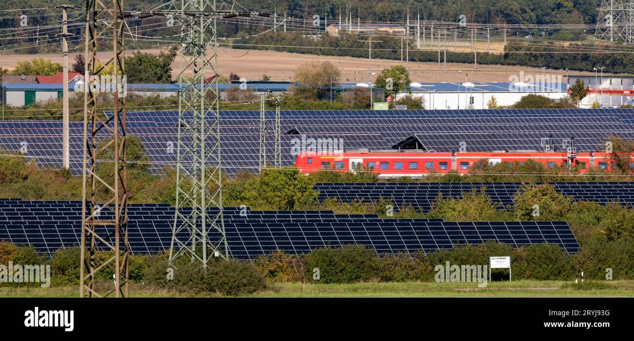 Bilderserie Infrastruktur, Mehrteiliges großes Solarfeld mit ...