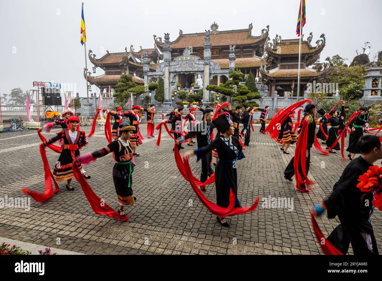 Traditionel dance at a Temple at Sapa in Vietnam Stock Photo - Alamy