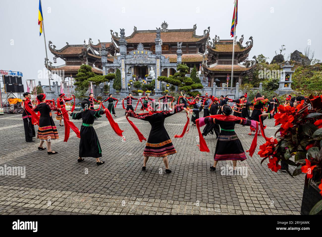Traditionel dance at a Temple at Sapa in Vietnam Stock Photo - Alamy