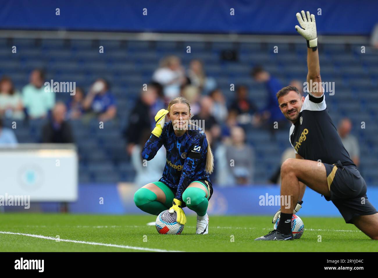 Tottenham hotspur goalkeeper coach hi-res stock photography and images ...