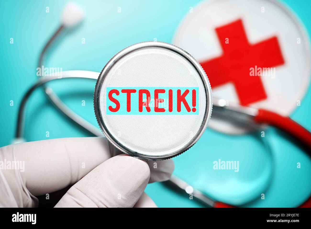 FOTOMONTAGE, Hand hält Stethoskop mit Aufschrift Streik, Symbolfoto ...