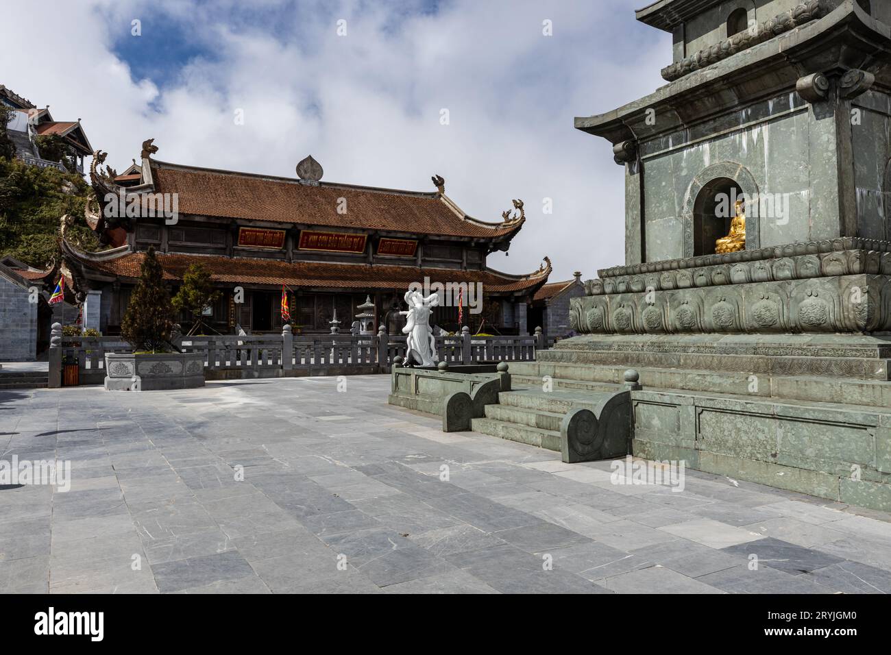 The Buddhist Temple at the Fansipan at Sapa in Vietnam Stock Photo - Alamy