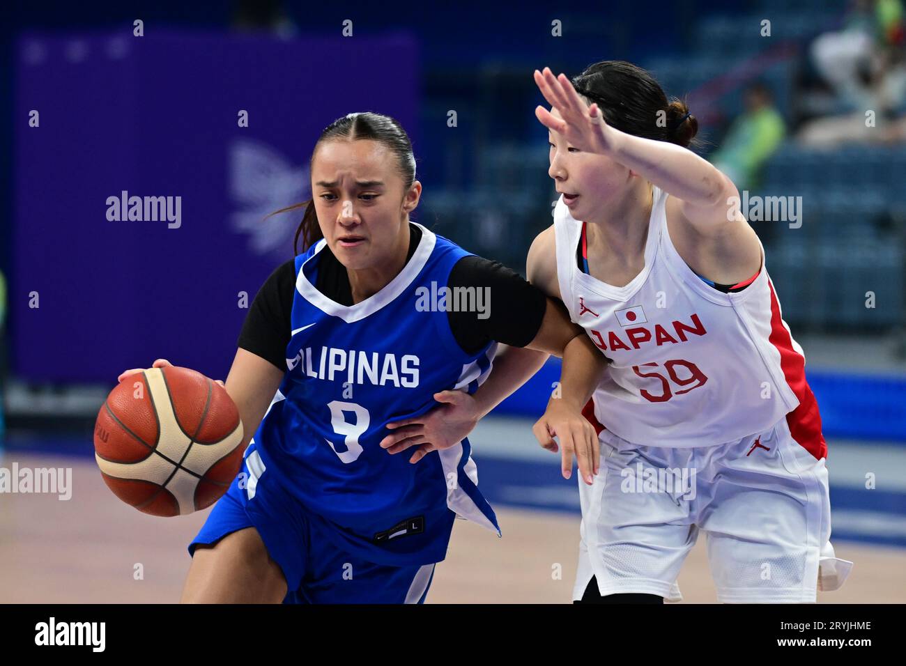 Hangzhou, China. 01st Oct, 2023. Louna Ozar (L) of the Philippines ...