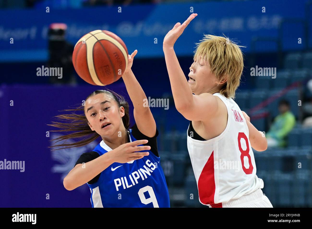 Hangzhou, China. 01st Oct, 2023. Louna Ozar (L) of the Philippines ...