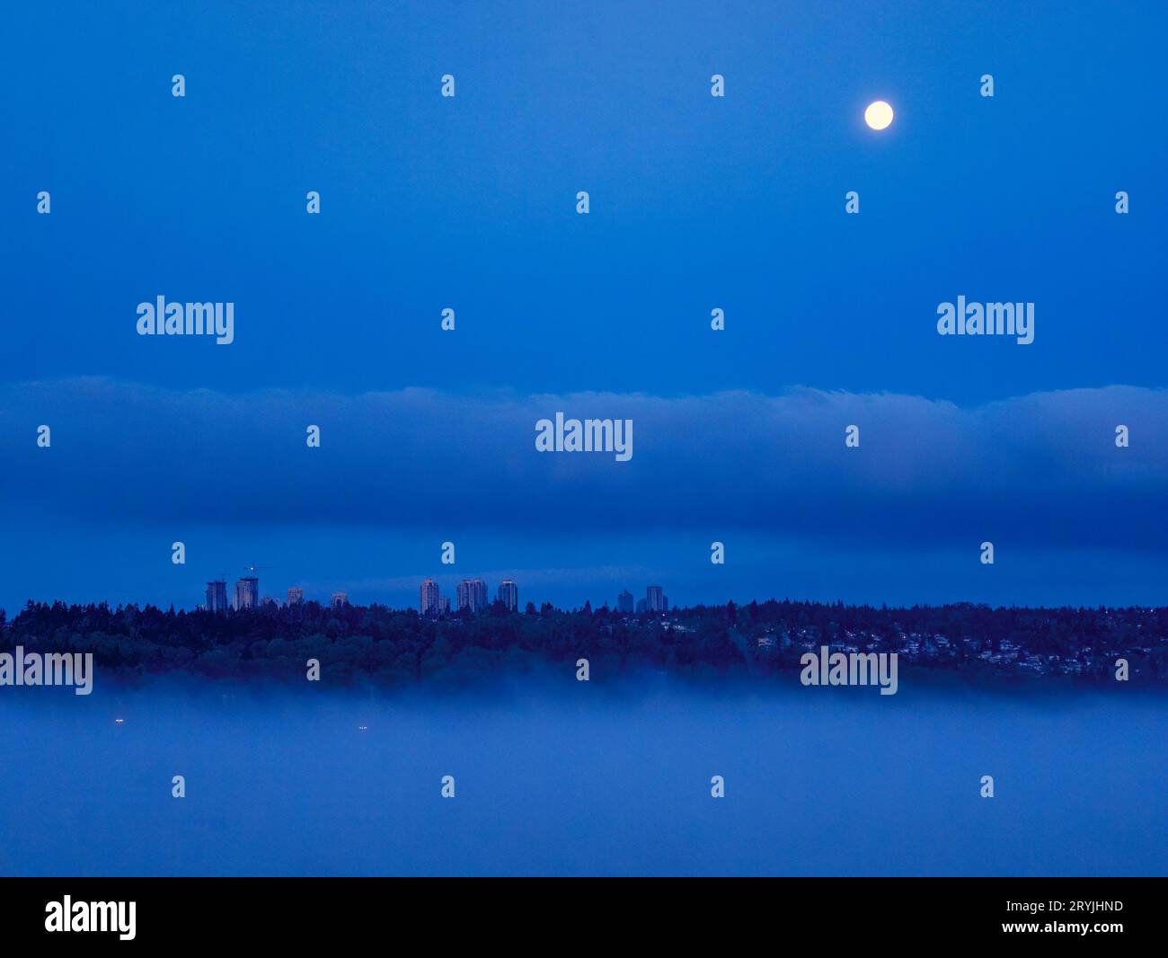 Full moon night city hi-res stock photography and images - Alamy